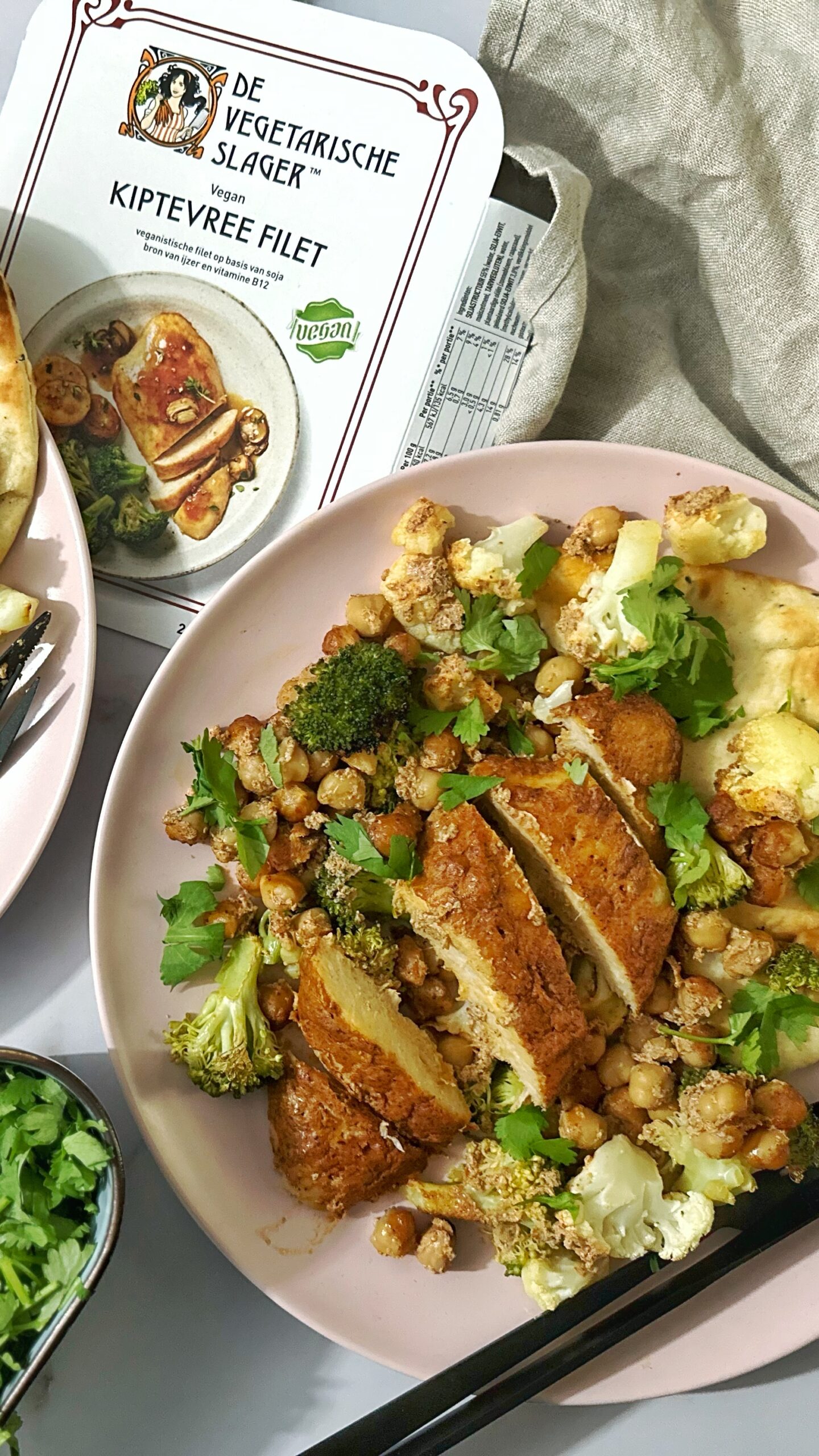 Massaman vegan kipfilet traybake met naanbrood - Bonusvegan